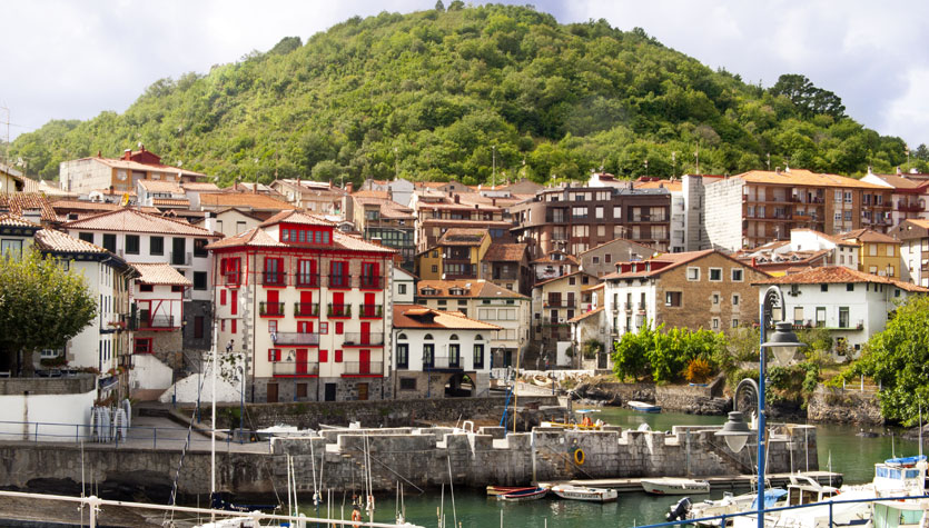 Nos adentramos en el precioso pueblo de Mundaka en Euskadi